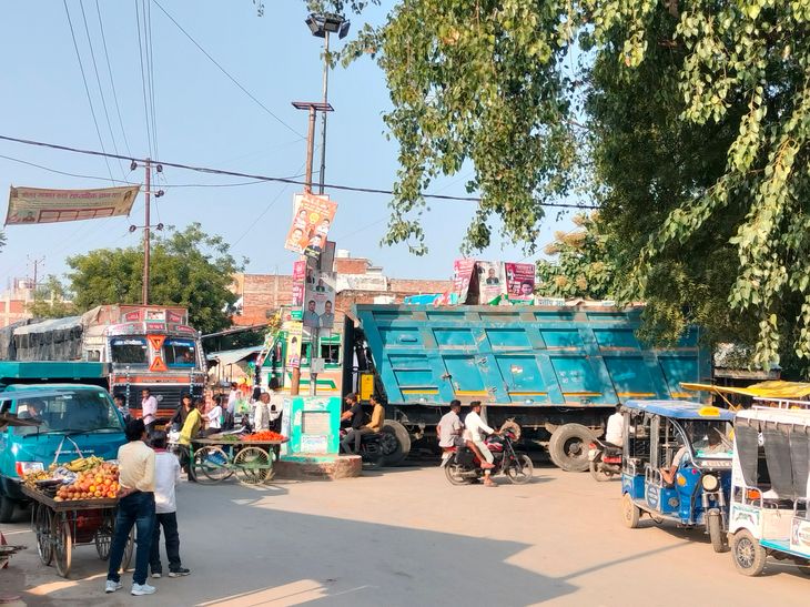 Heavy traffic jam at Meja Road intersection in Prayagraj