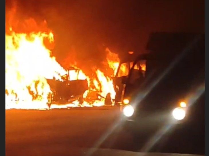 Two cars catch fire after colliding on Yamuna Expressway | यमुना ...