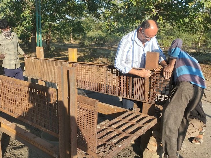 Iron funeral bed installed at Etawah crematorium