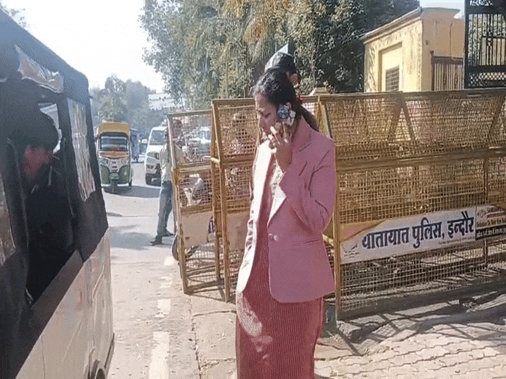 SDM who slapped BJP leader stops e-rickshaw | BJP नेता को थप्पड़ मारने ...