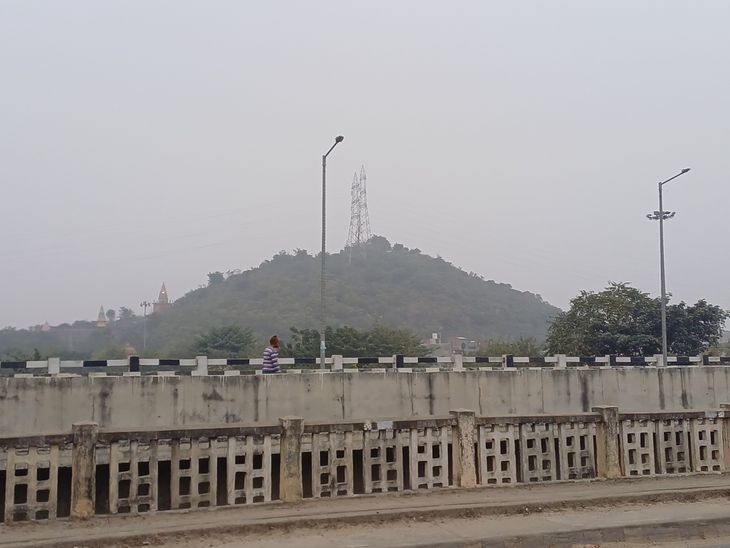 Icy winds gripped Gaya, leaving people shivering on a cold day ...