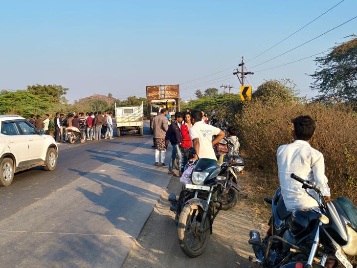 Bike rider crushed in Bhilgaon, Khargone | खरगोन के भीलगांव में बाइक ...