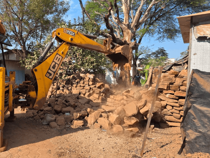 JCB demolished encroachment on land worth Rs 50 lakh