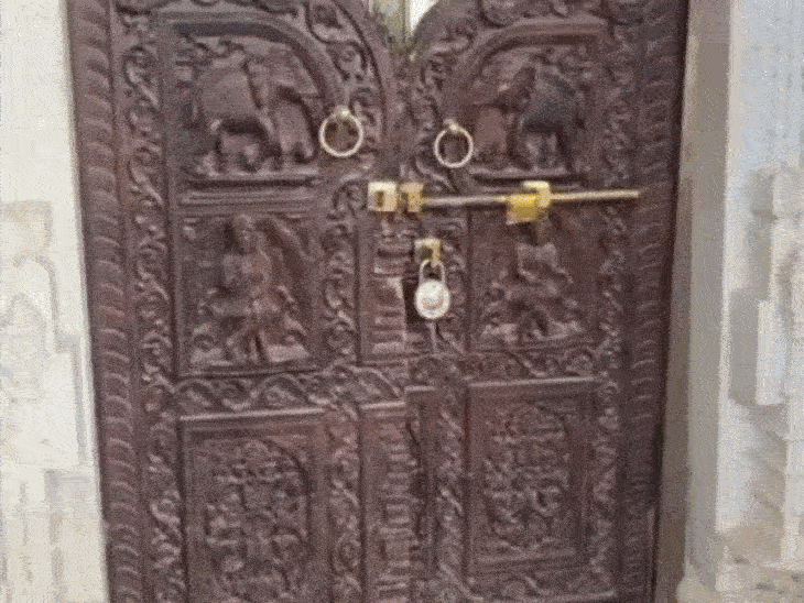 Masked thieves broke into the Majisa temple and stole jewellery.