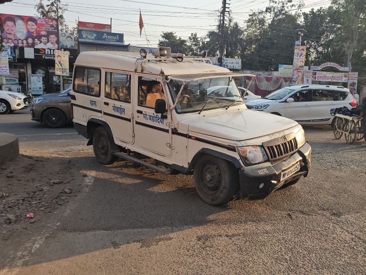 Police Bolero's wheel broke in Shajapur