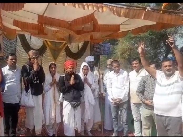 Newly married couple leaves honeymoon for Narmada Parikrama, welcomed ...
