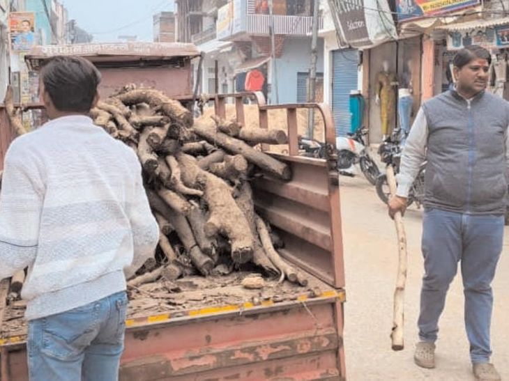 Social worker Shashi Prakash Gandhi lit bonfires in Baburi.