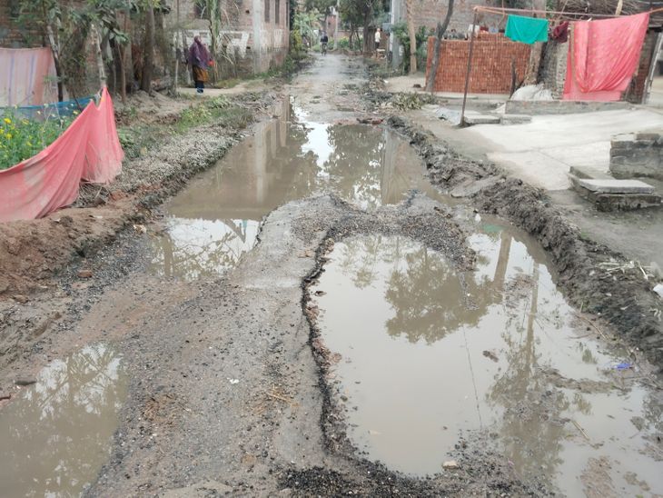 Dirty water flowing on the road in Tarkulhi | तरकुलहीं में सड़क पर बह ...