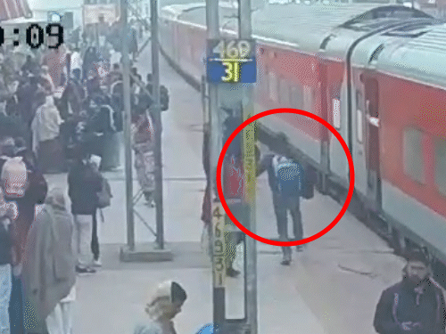 A young man got stuck between the train and the platform in Gayaji.