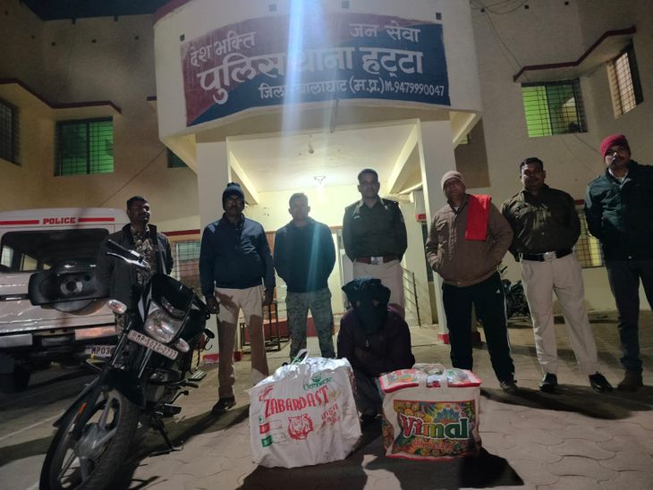 Balaghat's Hatta police caught a liquor smuggler.