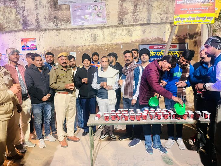 Youth celebrated New Year by drinking milk | युवाओं ने दूध पीकर मनाया ...