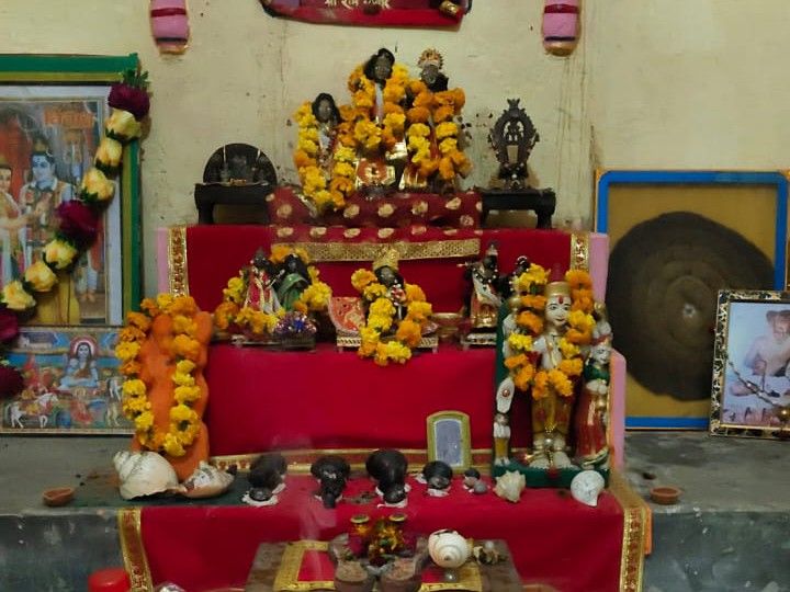Worship begins at the 400-year-old Ram Janaki temple in Lakhna. | लखना ...