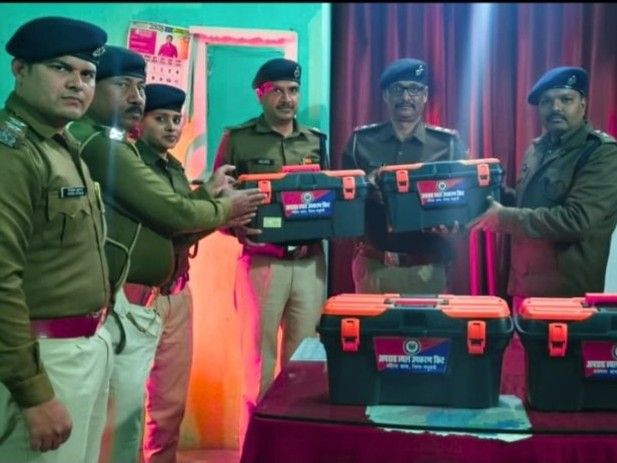 Madhubani SP distributed forensic tool boxes