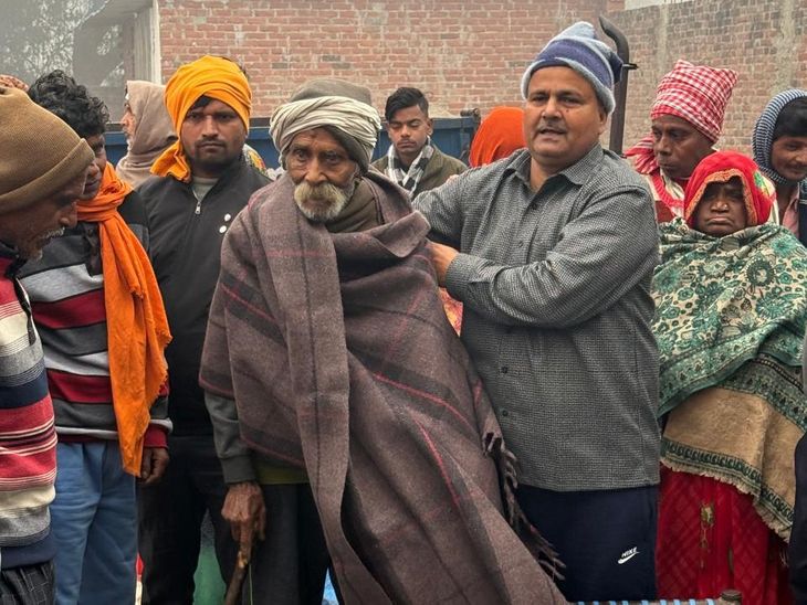 Social worker distributed blankets to the poor | सामाजिक कार्यकर्ता ने ...