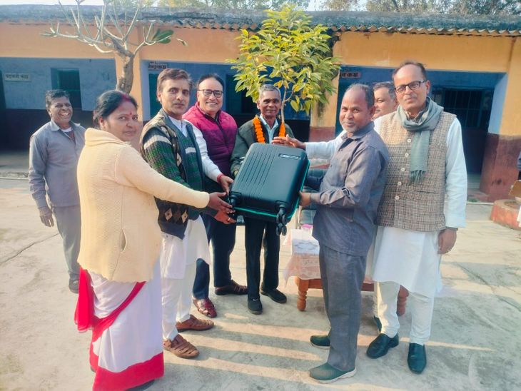 Retired employee given farewell at Vidya Mandir Dugda
