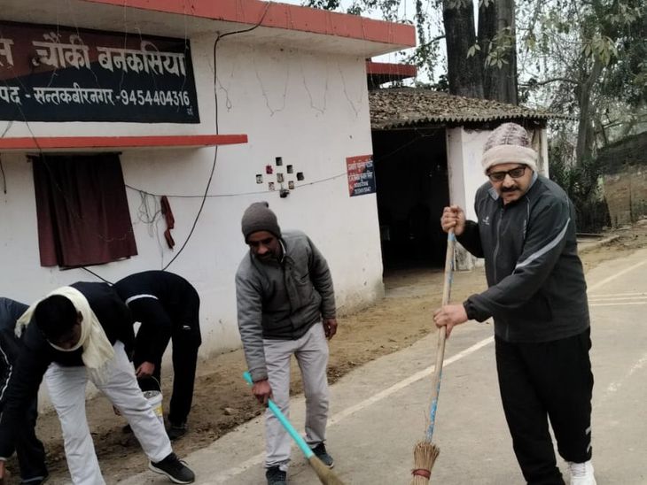Police launched a cleanliness drive at Bankasia Chowki. | बनकसिया चौकी ...
