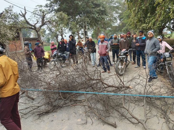 Anger over girl falling into open drain | खुले नाले में बच्ची गिरने से ...