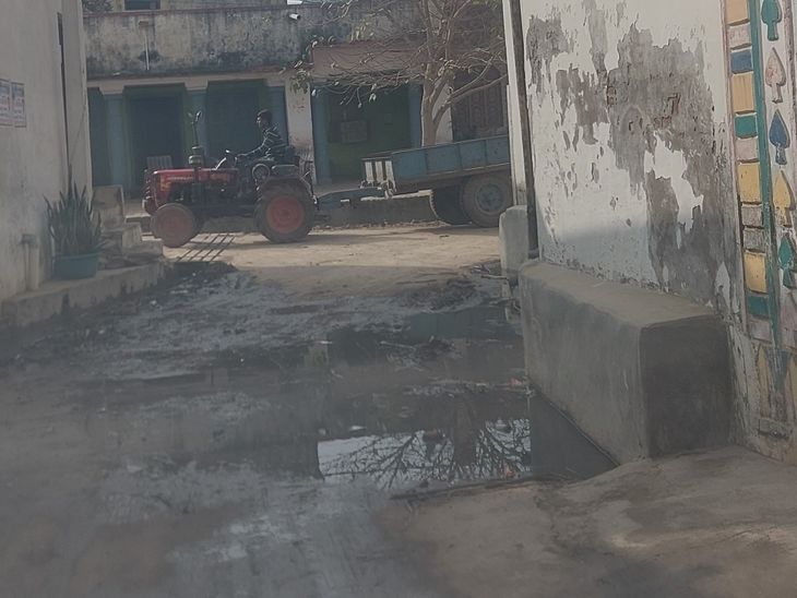 Mud increases problems in Mohammadpur Shakist
