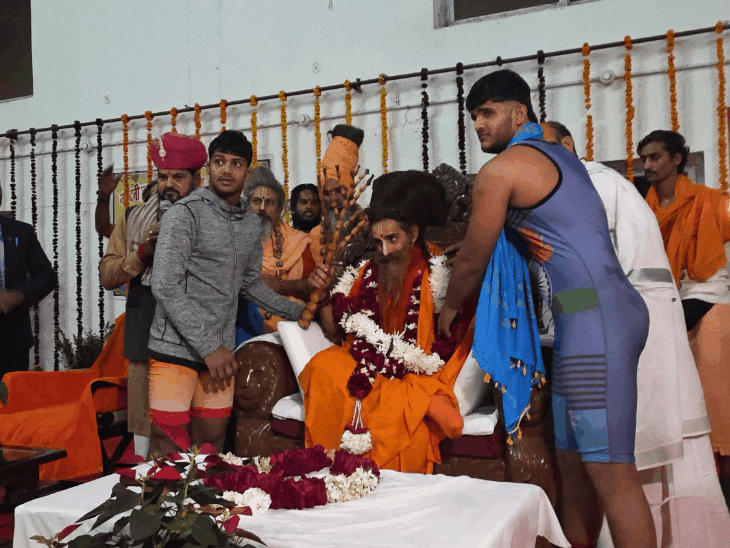 Sadguru Riteshwar Ji Maharaj reached Nandini Wrestling Stadium in Gonda.