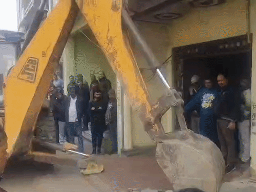 People ran away after seeing the municipal corporation's bulldozer