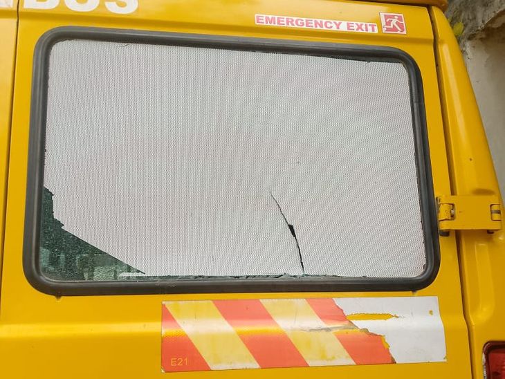 Stones pelted on school bus in Vijaypur, windows broken | विजयीपुर में ...