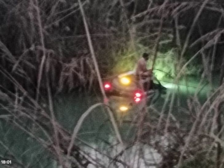 Car falls into canal in Mathura's Raya