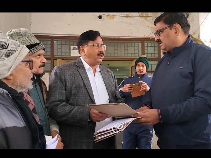 Irrigation department employees protest in Mau