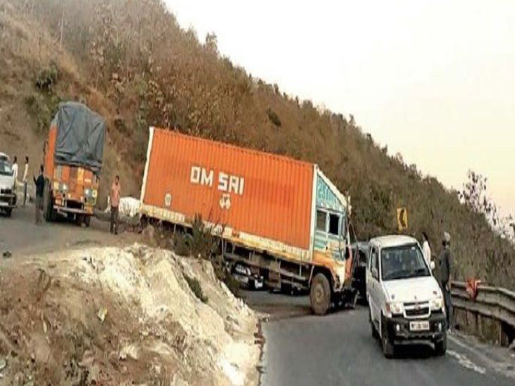 A container got stuck at the U-turn at Bheru Ghat, with one lane ...