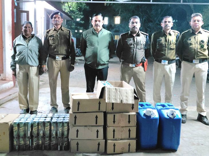 Excise raid in Dhar, liquor worth Rs 4.86 lakh seized | धार में आबकारी ...
