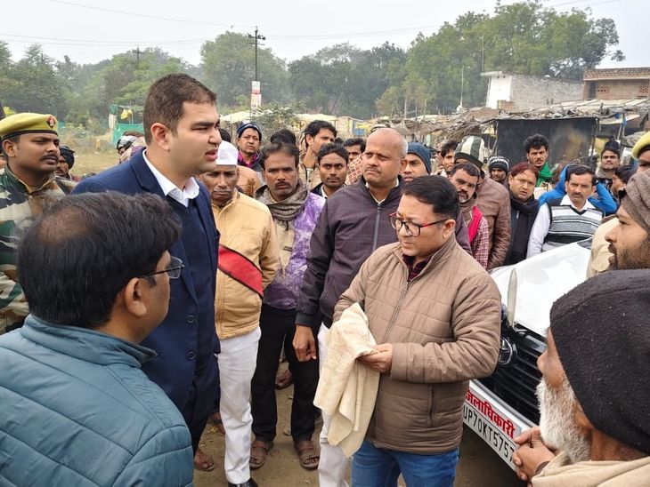 Kaushambi DM inspected the waterlogging in Syed Sarawan.