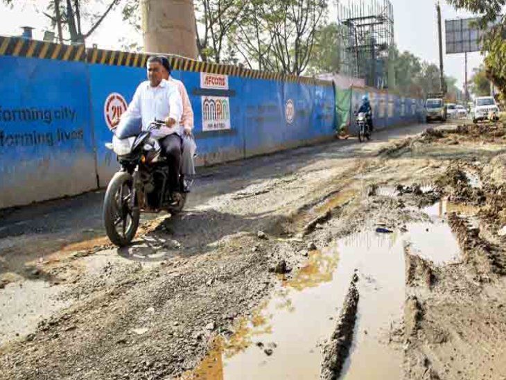 Excavation without notice, half the road closed