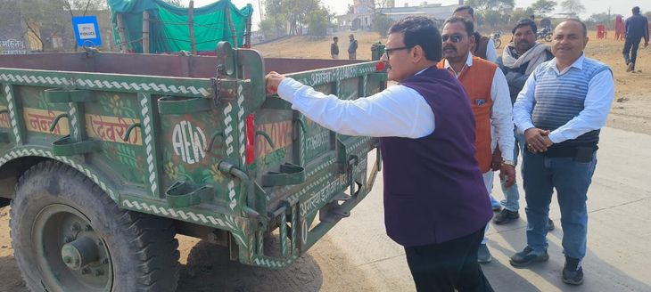 Radium reflectors installed on 78 tractor-trolleys to prevent accidents