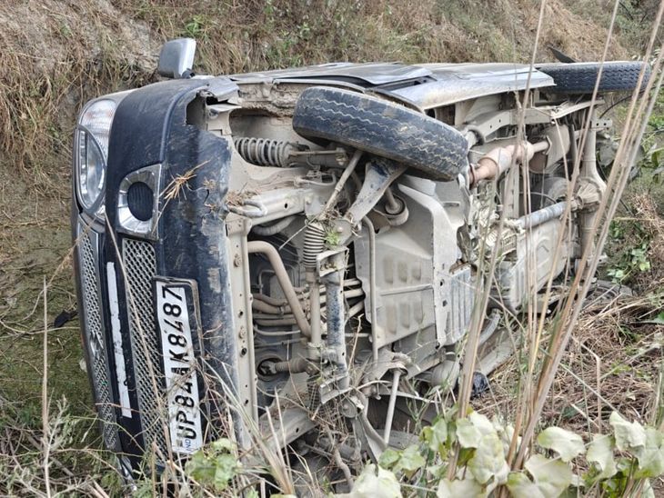 Eeco car overturned into ditch after truck swerved | ट्रक लहराने से इको ...