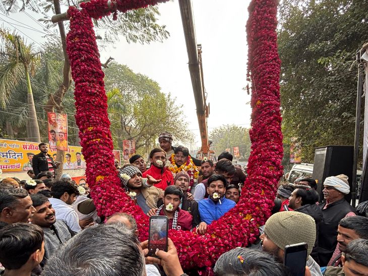 Former MLA gifted a garland of currency notes worth Rs 1 lakh