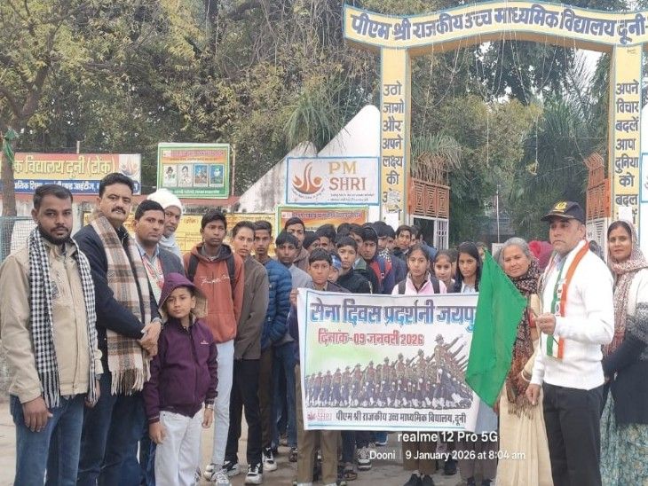 School children and people gathered in Jaipur to watch the army parade.