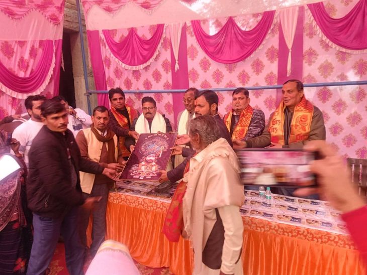 Blankets distributed to the needy in Basgoi village | बसगोई गांव में ...