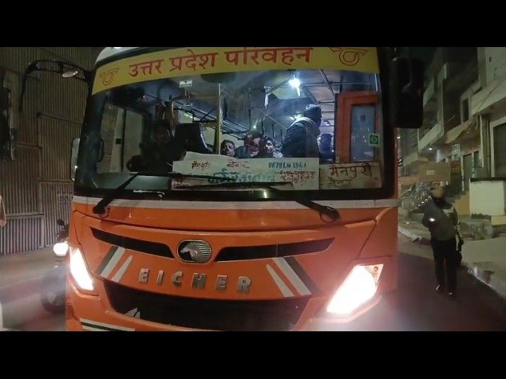 Roadways bus window broken in Shikohabad | शिकोहाबाद में रोडवेज बस का ...