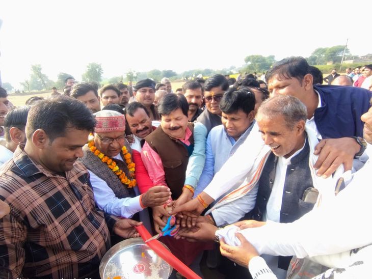 MLA Ambrish Sharma inaugurated the cricket tournament. | विधायक अम्बरीश ...