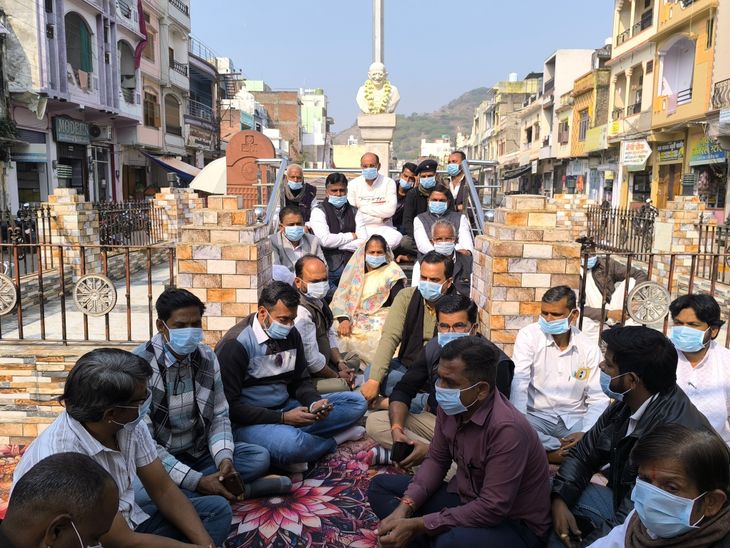 Congress protests in Salumber over changing the name of MNREGA