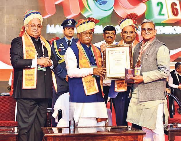 Governor honoured Jaju with 'Samaj Gaurav' award | राज्यपाल ने जाजू को ...