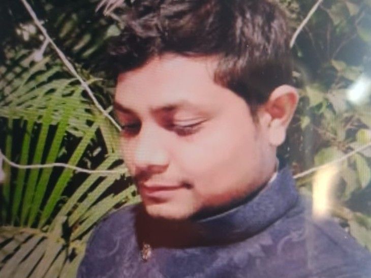 Bike rider dies after being hit by a dilapidated trolley wheel | जर्जर ...