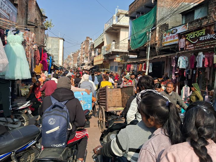 Sankranti crowd at Najai Mandi in Tikamgarh