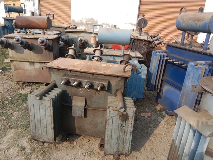 Theft in four transformers in Bankat | बनकट में चार ट्रांसफार्मर में ...