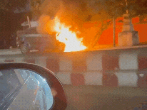 A CNG car caught fire in Agra's Sadar Bazaar, the accident occurred due ...