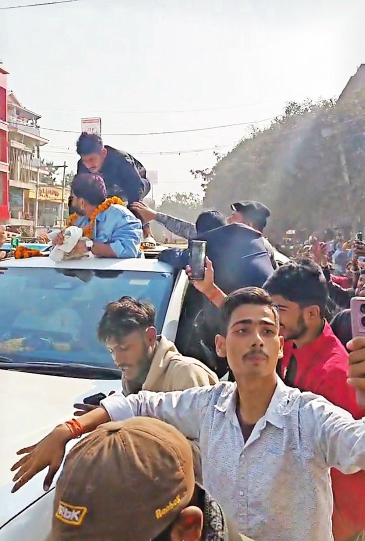 A fan climbed onto Pawan Singh's car and garlanded him, but the ...