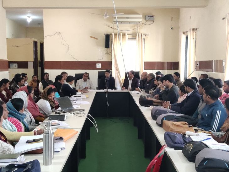 Bhind Collector Reviews Health Services in Lahar; Slams Slow ANC ...