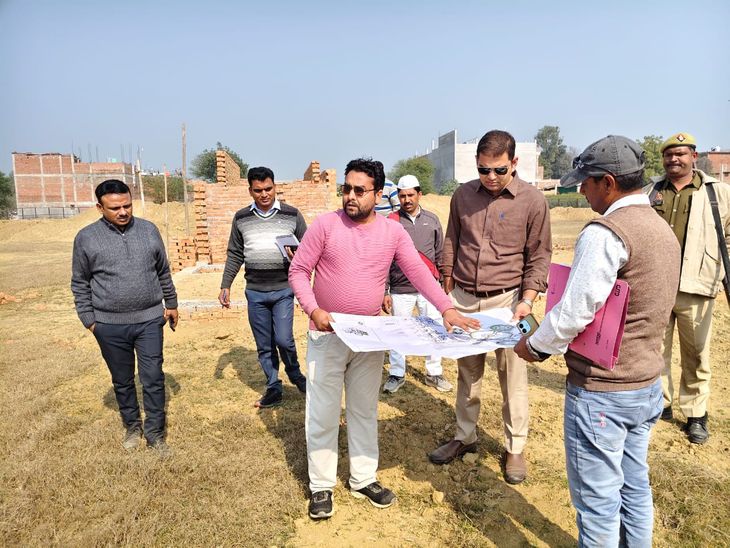 Kaushambi DM Inspects Construction Sites, Orders Action Against Contractor