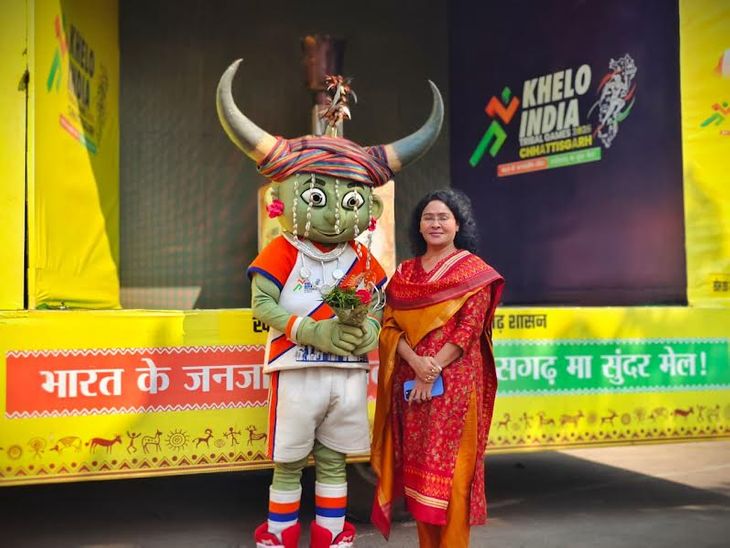 Collector Mishra flagged off the torch Gaurav Yatra vehicle.