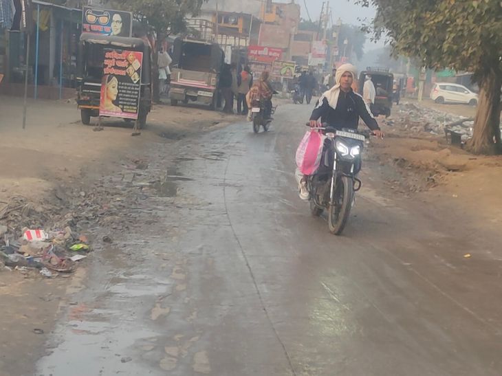 Haldi-Sahatawar Road Blocked: Shopkeepers Water Spillage Creates Muddy Path
