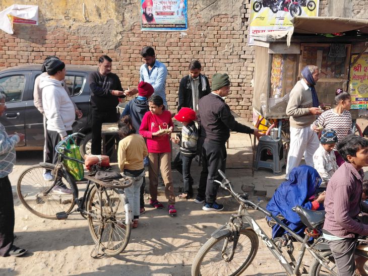 Sahapau Town: Social Workers Distribute Khichdi Prasad on Makar Sankranti